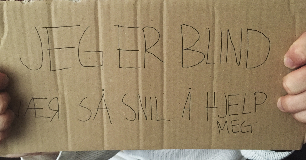 Blind gutt får hjelp av fremmed