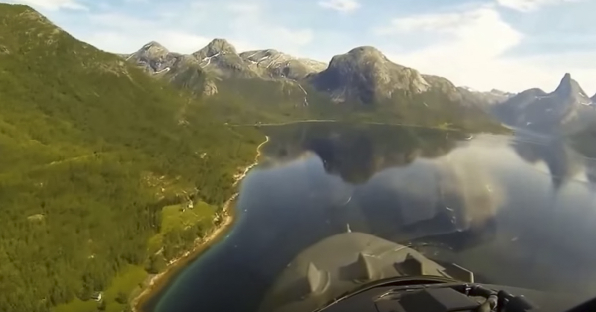 Flyet filmer Norge fra cockpiten