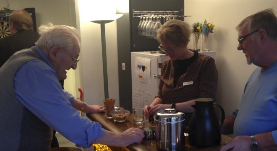 Eldresenter har åpnet egen bar